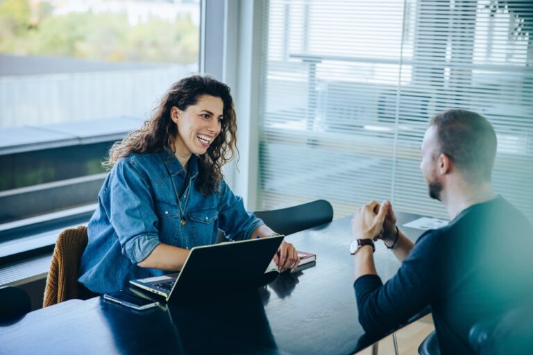 De-Escalation Techniques: 4 Effective Strategies for All Industries ...